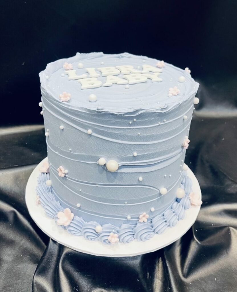 Blue Buttercream with Pearls and Flowers – Heidelberg Cakes